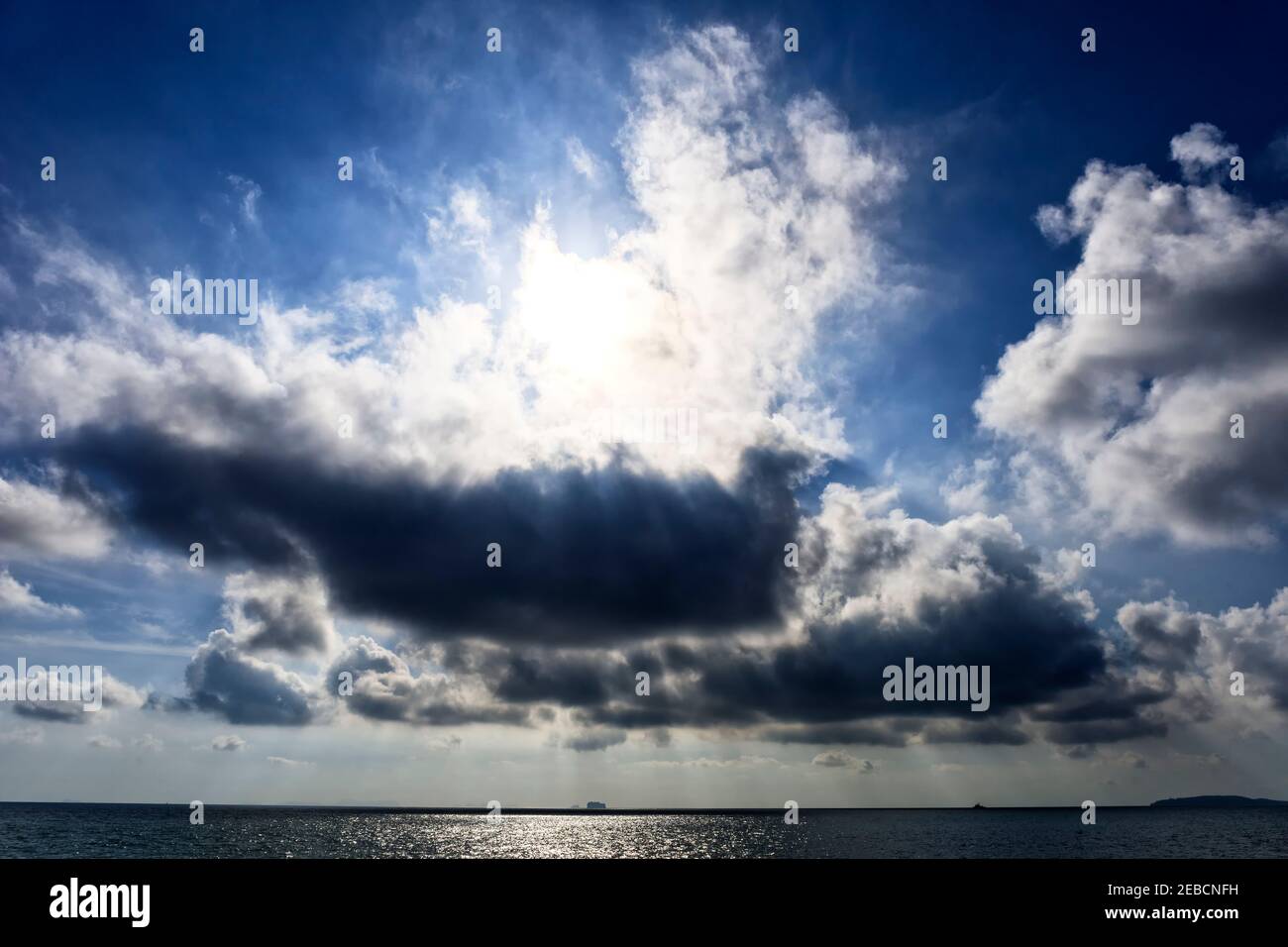 Bright sunlight over sea, beautiful shine sun beam in sky. Cloud sky ...