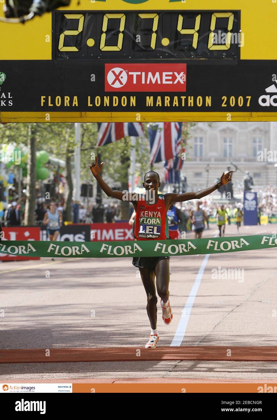 Win flora london marathon hi-res stock photography and images - Alamy