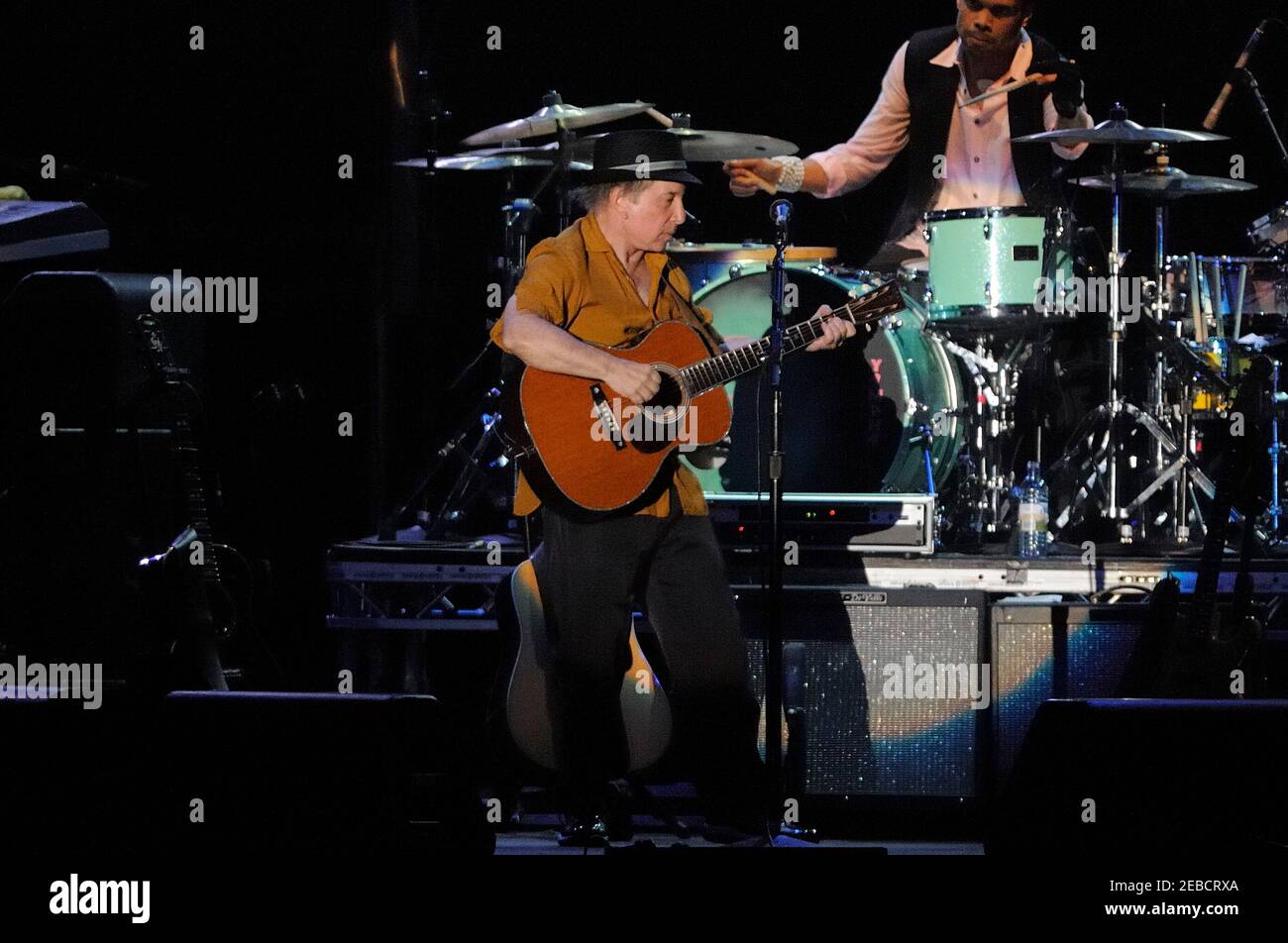 Paul simon live concert hi-res stock photography and images - Alamy