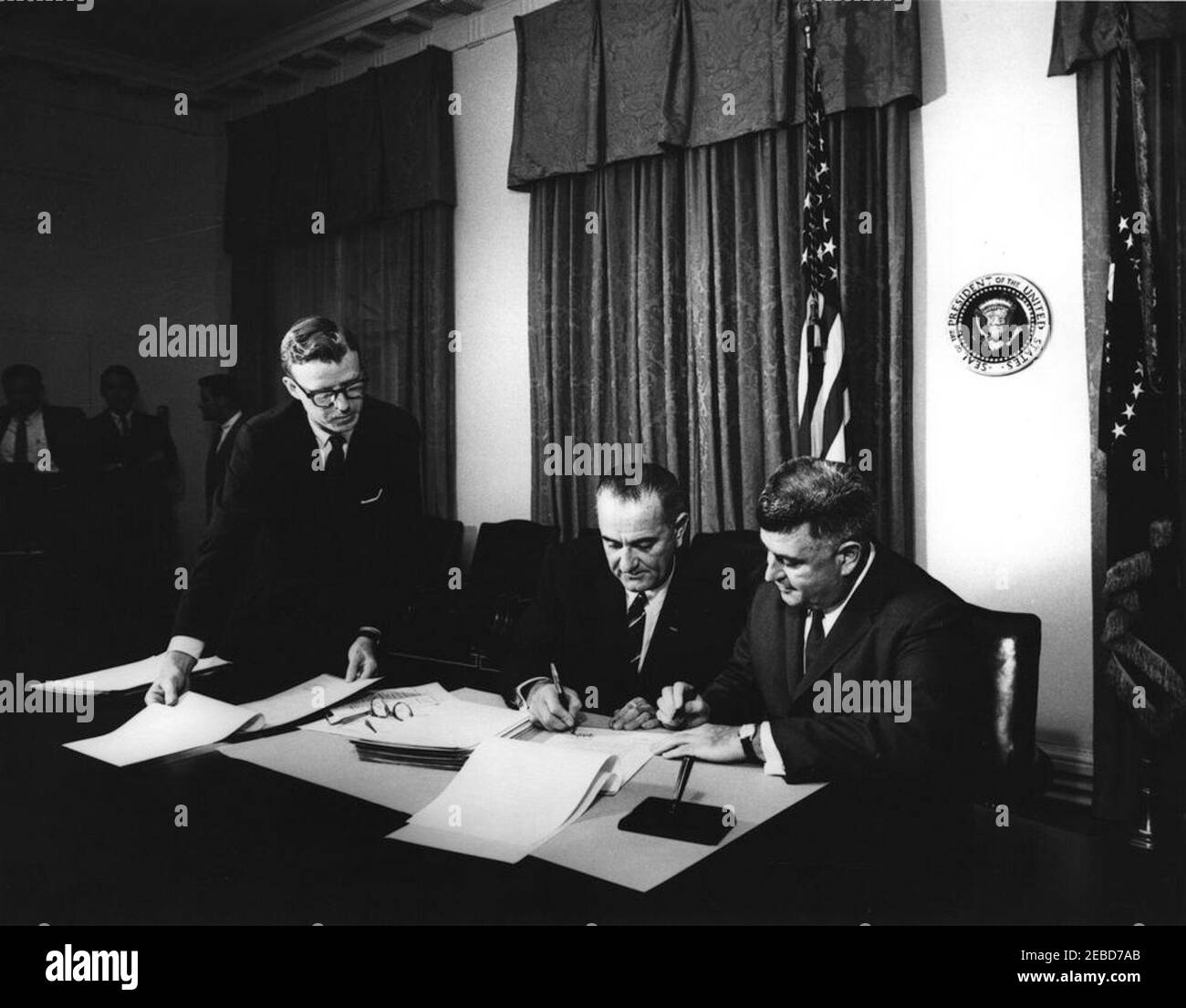 President lyndon johnson cabinet white hi-res stock photography and ...