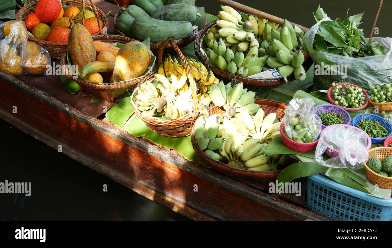 Iconic asian Lat Mayom floating market. Khlong river canal, long-tail ...