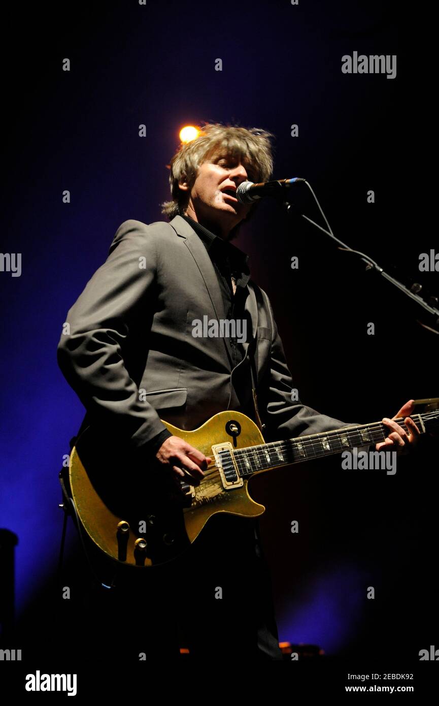 Crowded house mark hart hi-res stock photography and images - Alamy