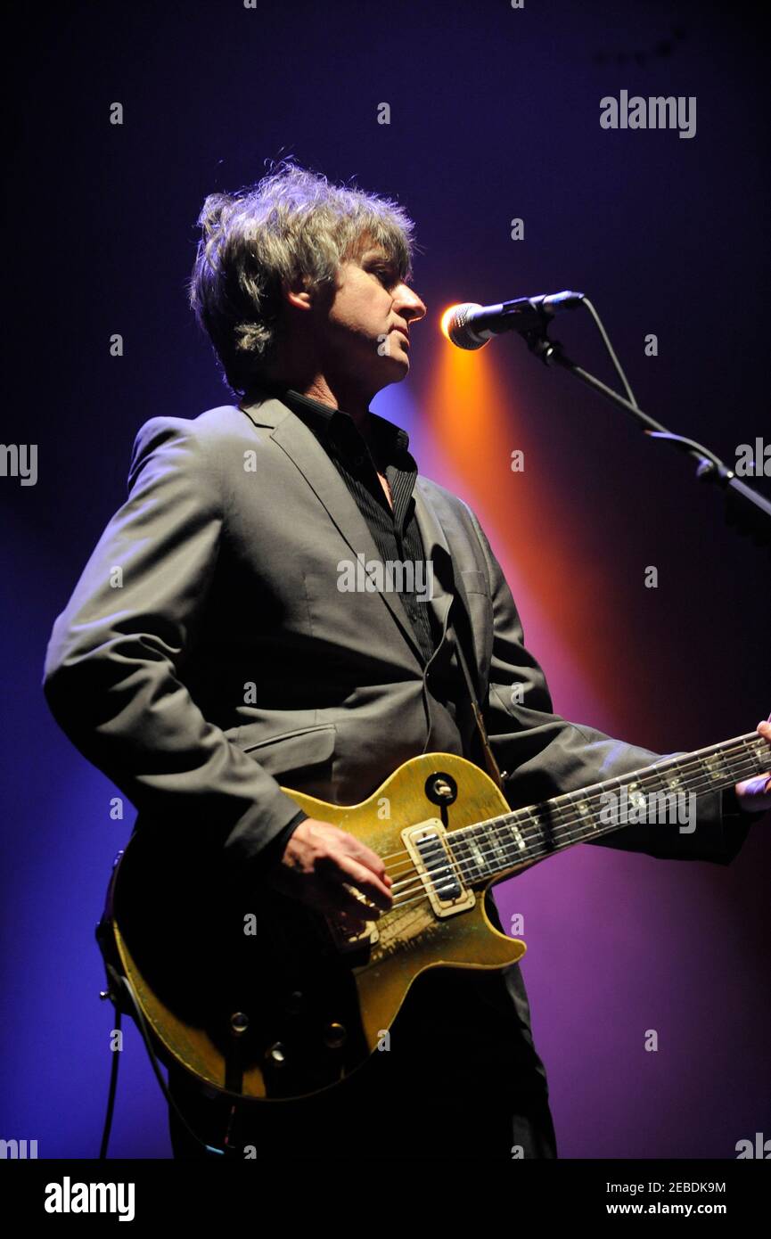 Crowded house mark hart hi-res stock photography and images - Alamy