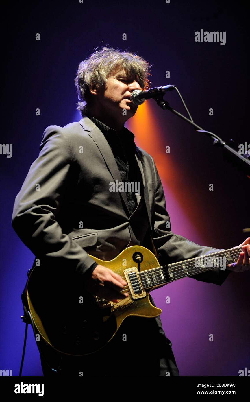 Neil finn crowded house hi-res stock photography and images - Alamy