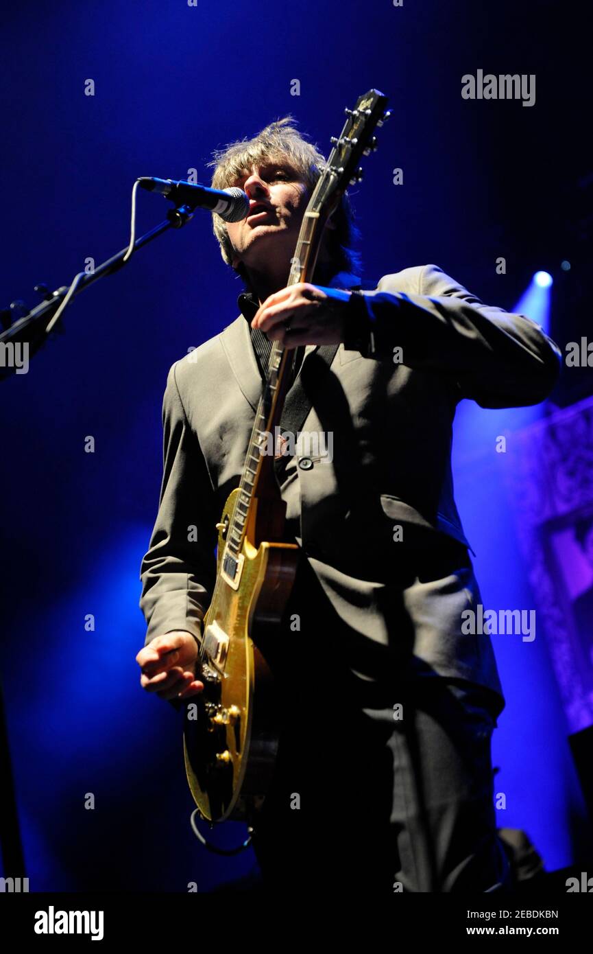 Crowded house mark hart hi-res stock photography and images - Alamy