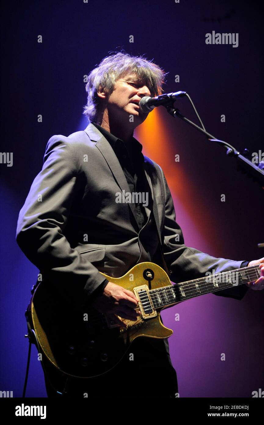 Crowded house mark hart hi-res stock photography and images - Alamy
