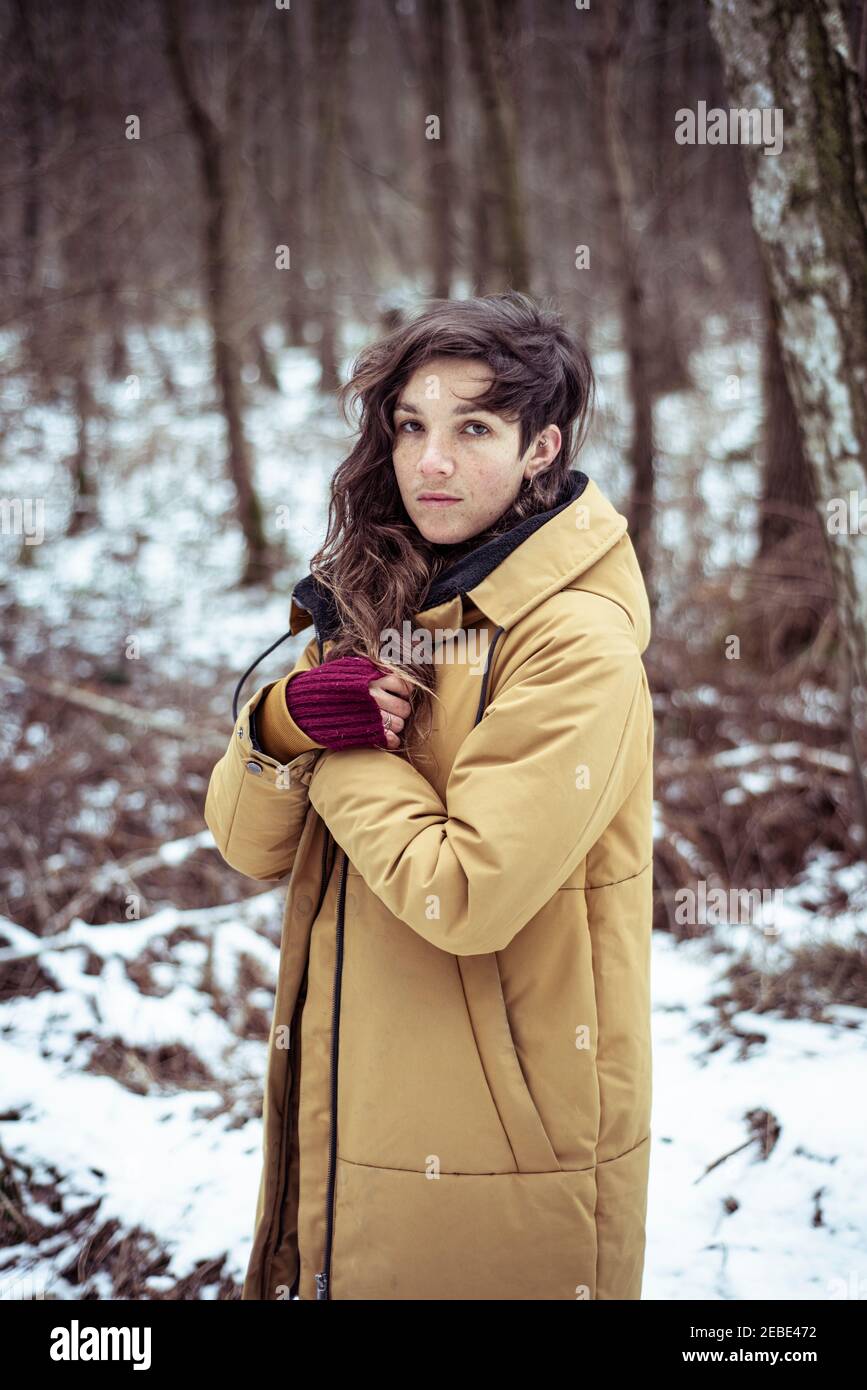portrait of natural girl with freckles in cold winter snow woods Stock ...