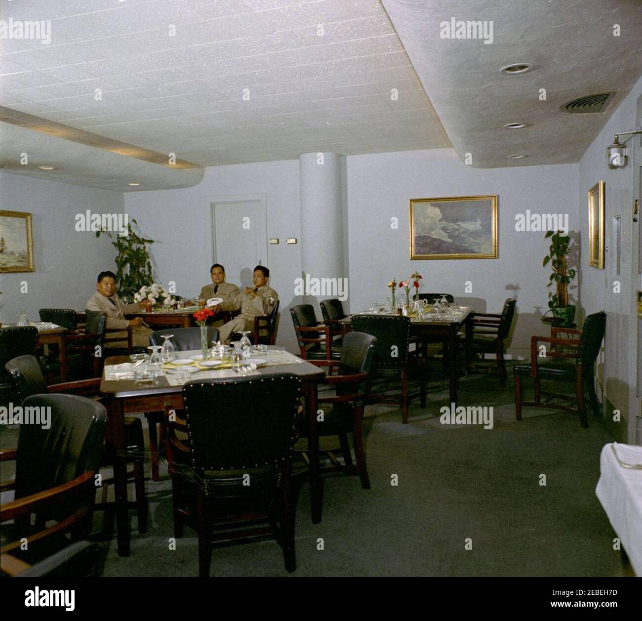 Navy mess hall white house hi-res stock photography and images - Alamy