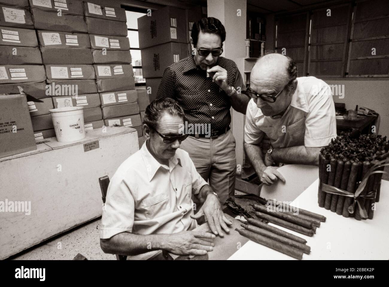 Ex Pat Cuban workers at the Padron Cigar Co. in Miami, Florida hand ...