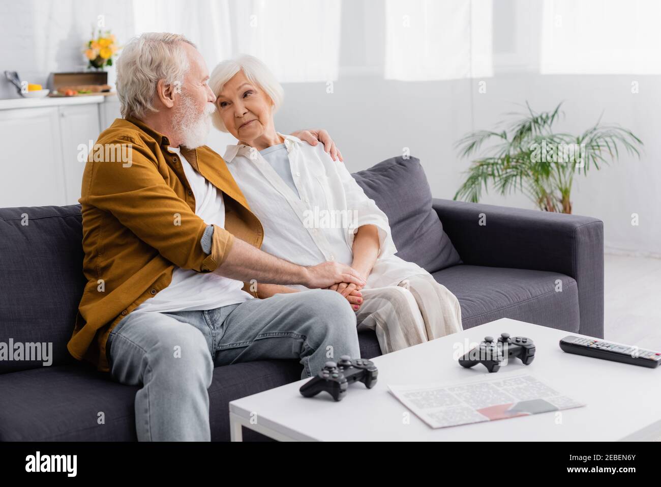 Elderly couple hugging hi-res stock photography and images - Alamy
