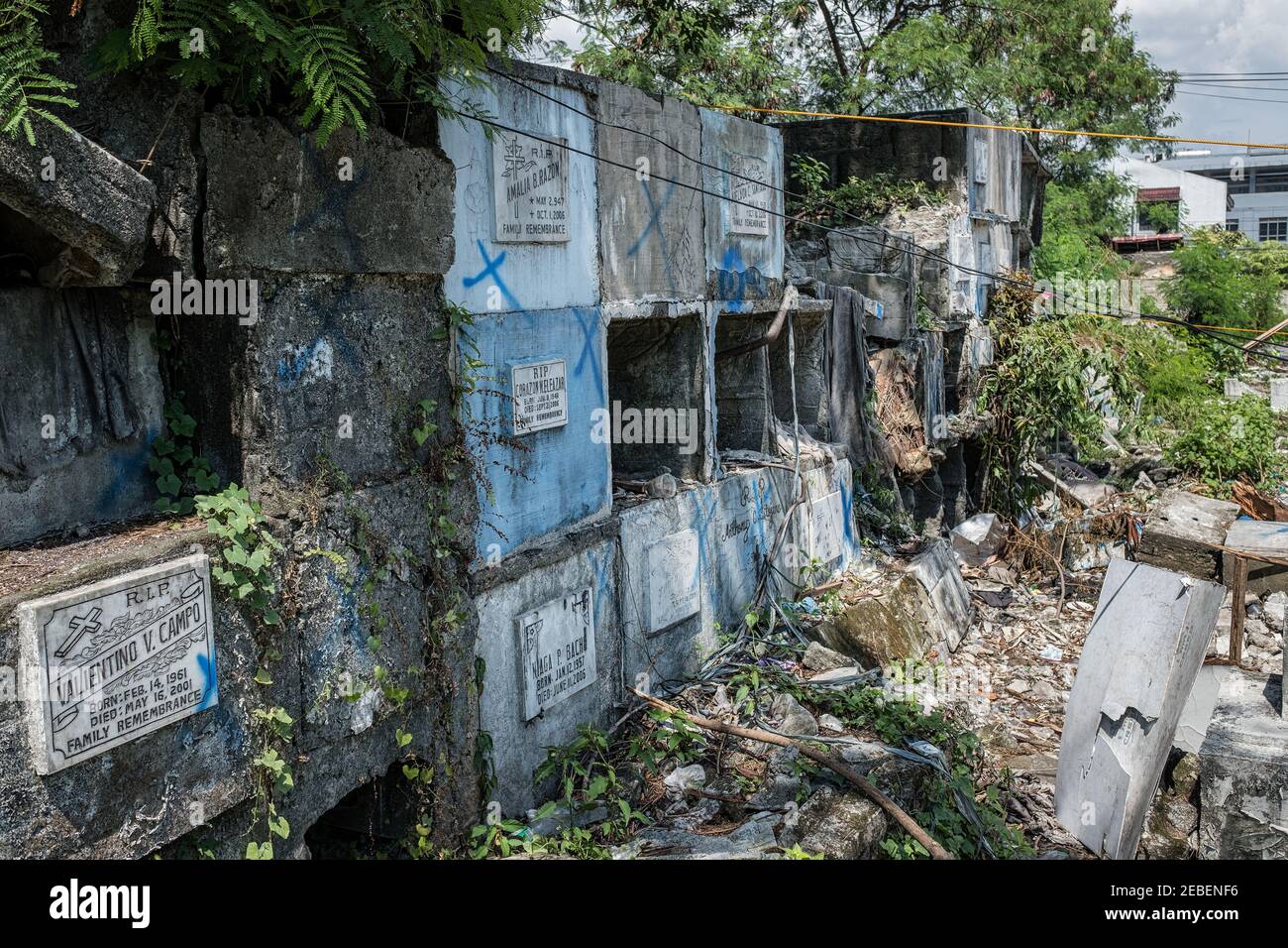 Cemetery, Manila, Philippines, living inside a cemetery, life and death ...