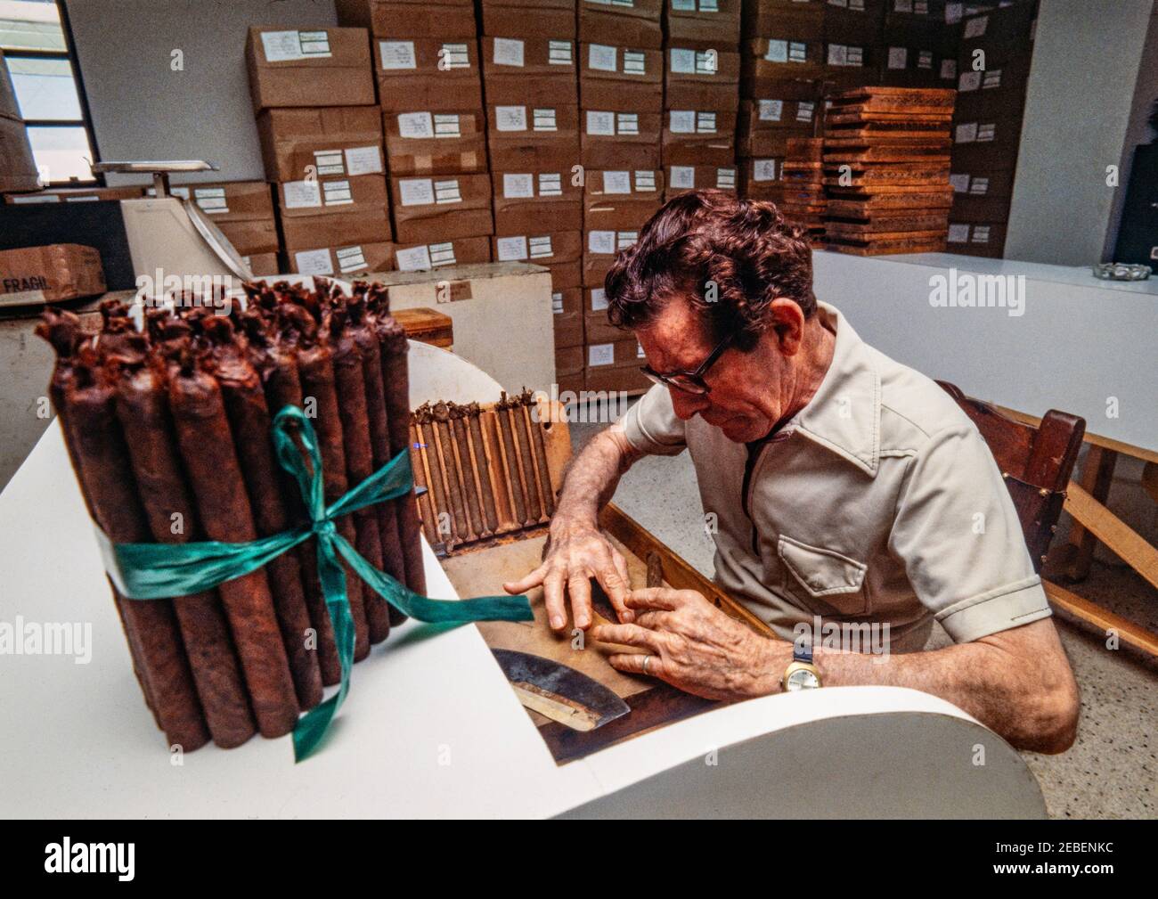 Ex Pat Cuban workers at the Padron Cigar Co. in Miami, Florida hand ...