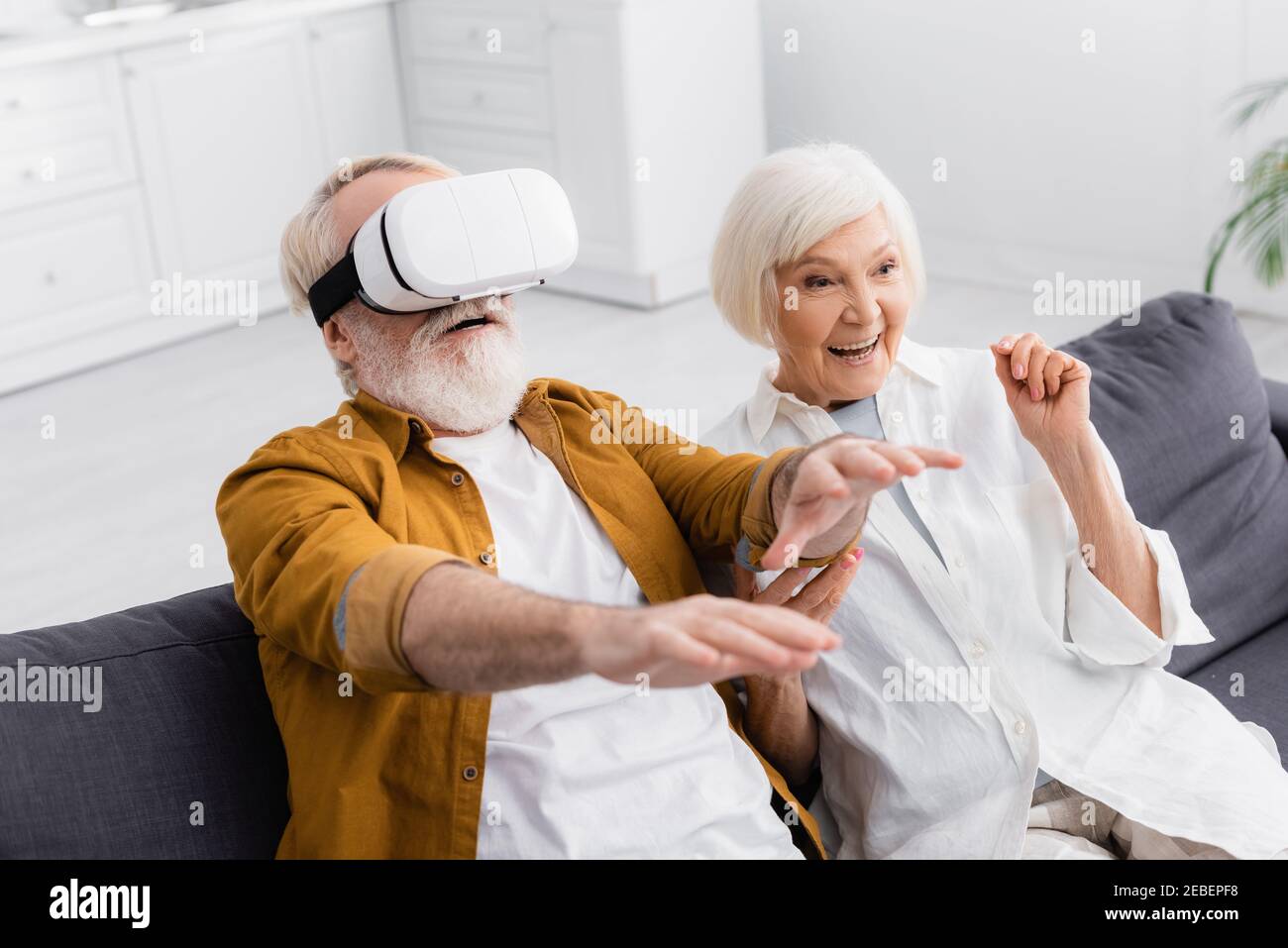 Senior woman in vr headset hi-res stock photography and images - Alamy