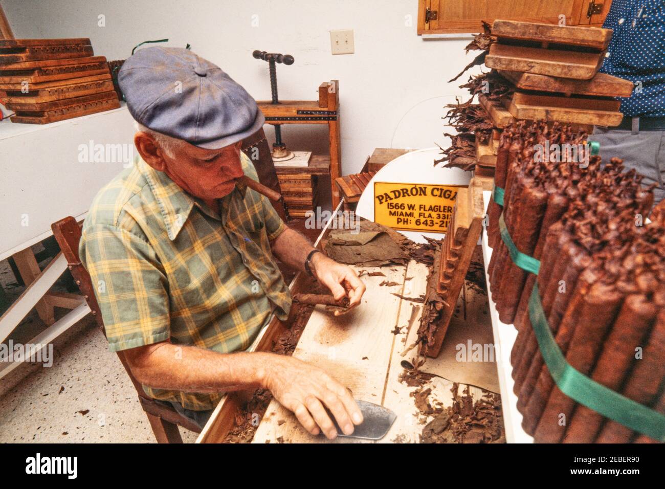 Ex Pat Cuban workers at the Padron Cigar Co. in Miami, Florida hand ...