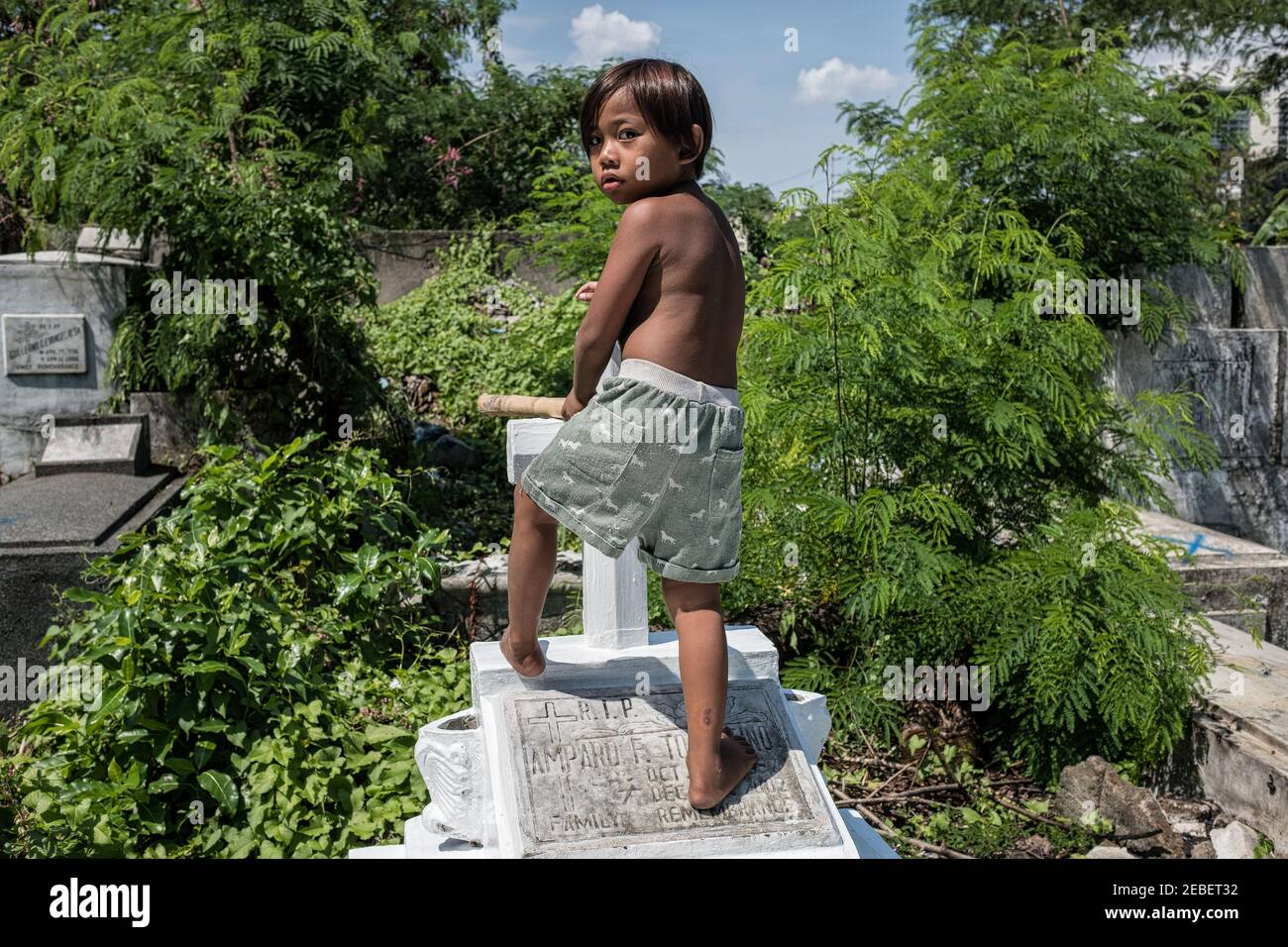 Cemetery, Manila, Philippines, living inside a cemetery, life and death ...