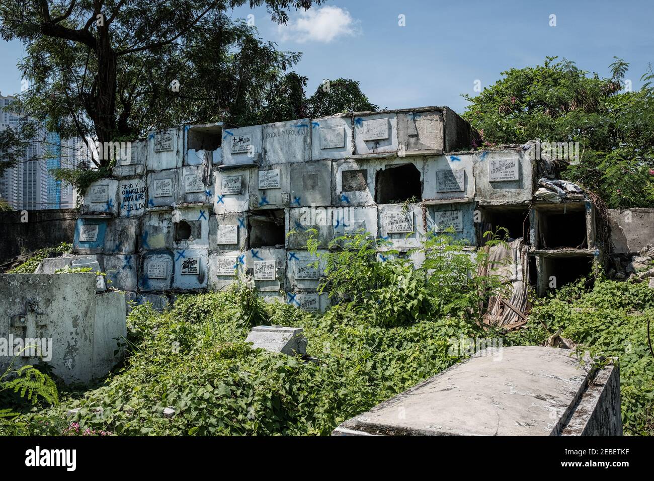 Cemetery, Manila, Philippines, living inside a cemetery, life and death ...