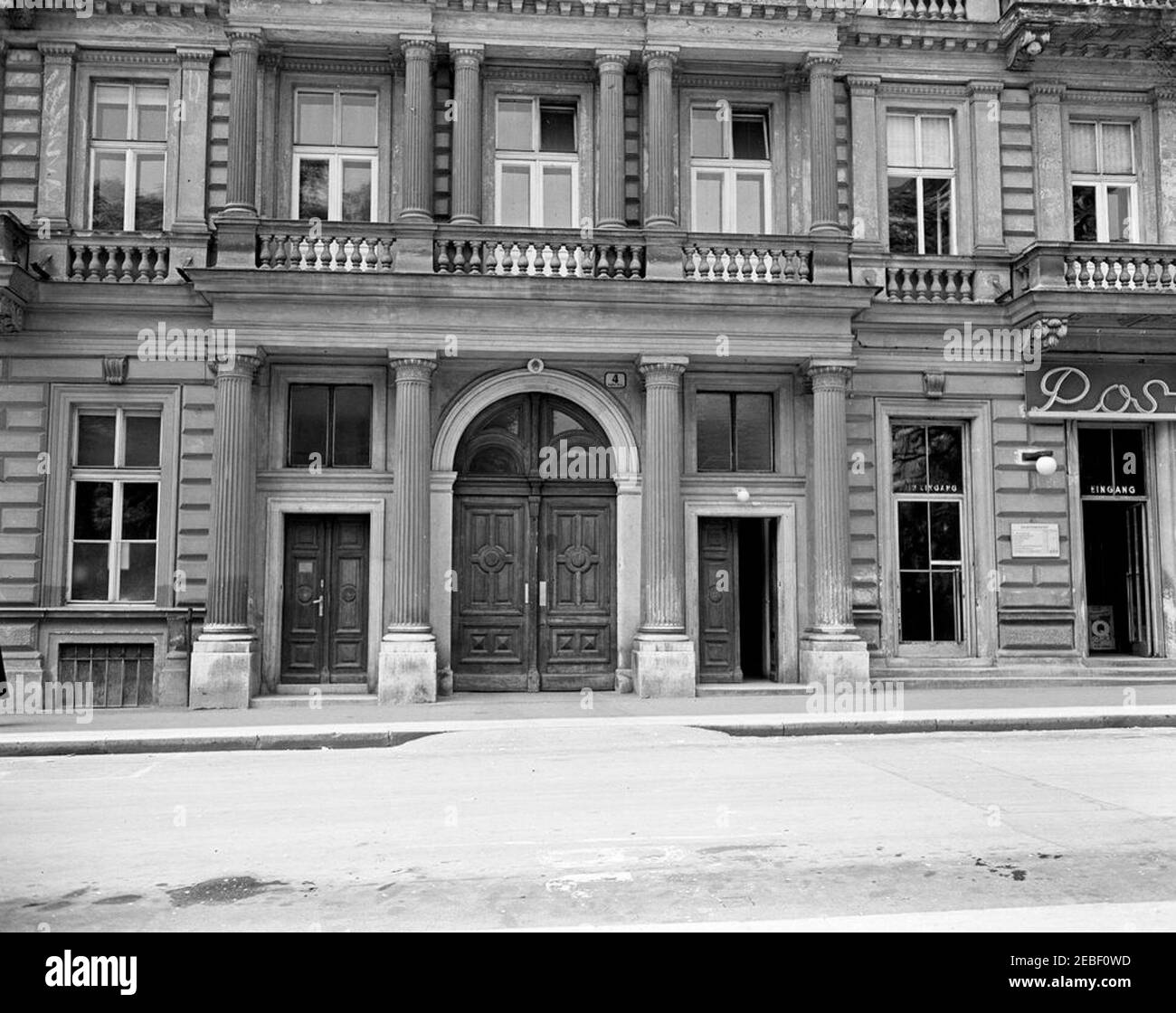 Diplomatic security photo Black and White Stock Photos & Images - Alamy