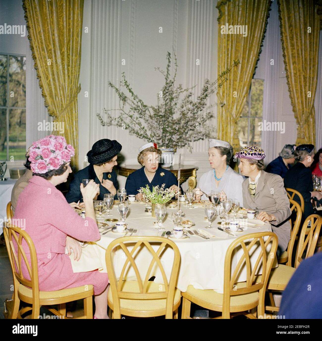 Newswomen hi-res stock photography and images - Alamy