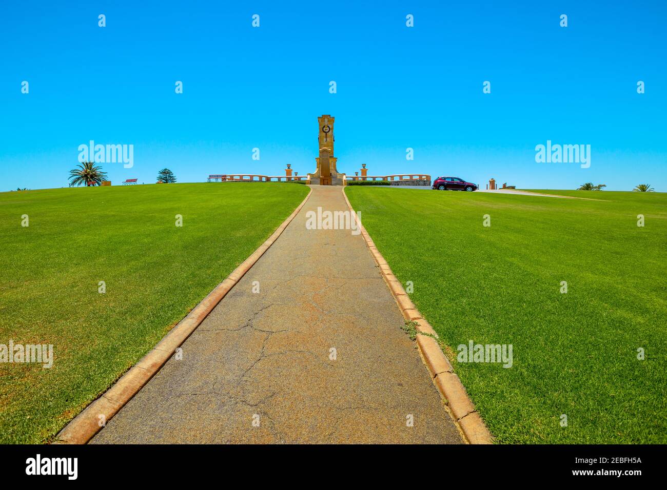 Walkway to Fremantle War Memorial at Monument Hill overlooks Fremantle ...