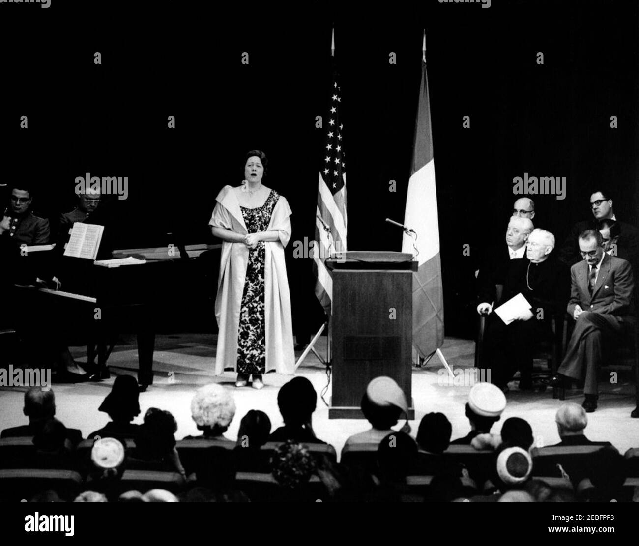 Opera singer from behind hi-res stock photography and images - Alamy