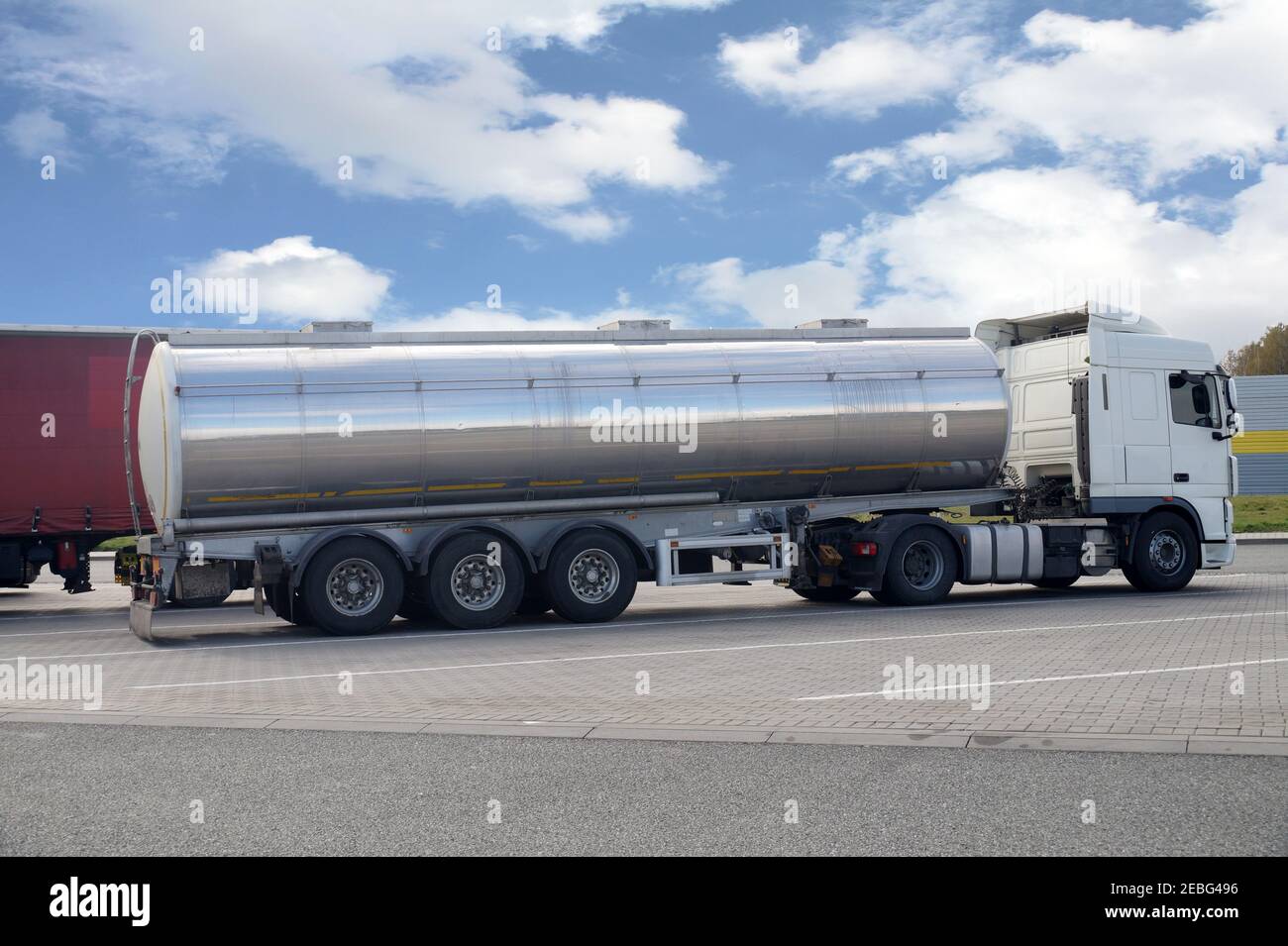 Tanker truck 18 wheeler semi hi-res stock photography and images - Alamy