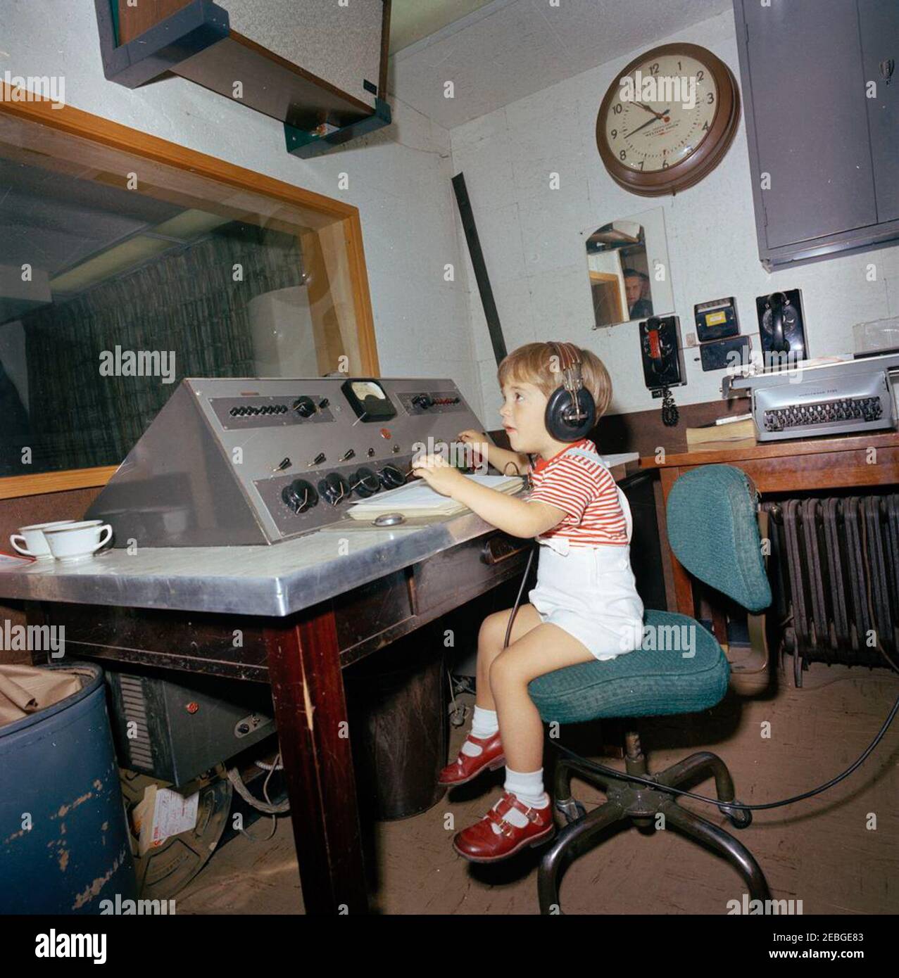 Jfk jr desk hi-res stock photography and images - Alamy