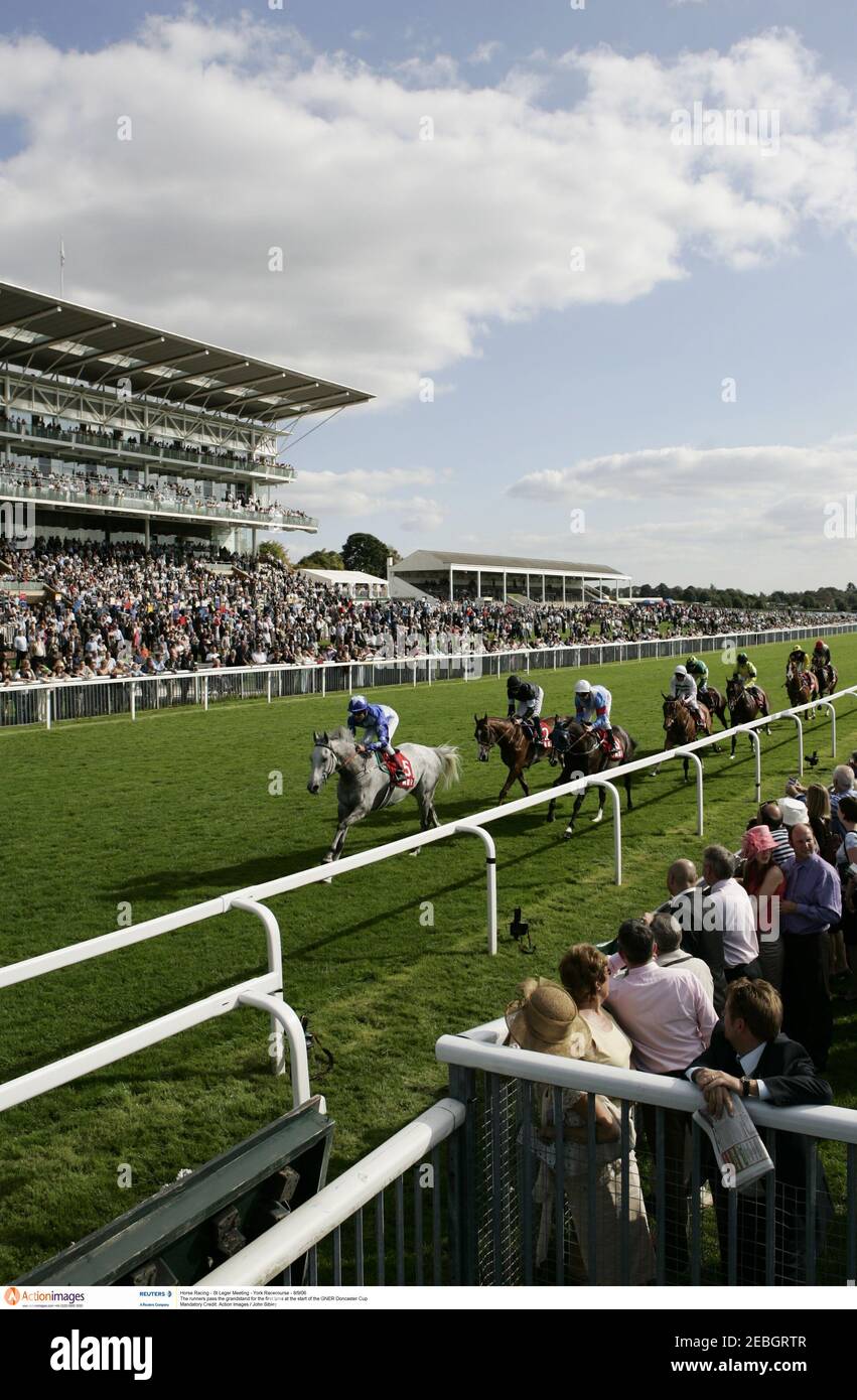 Grandstand doncaster racecourse hi-res stock photography and images - Alamy