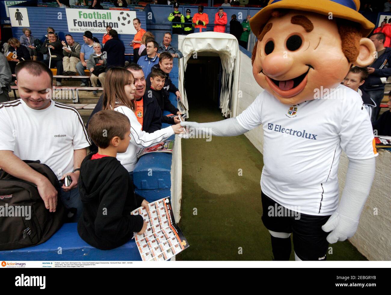 Luton road signs hi-res stock photography and images - Alamy