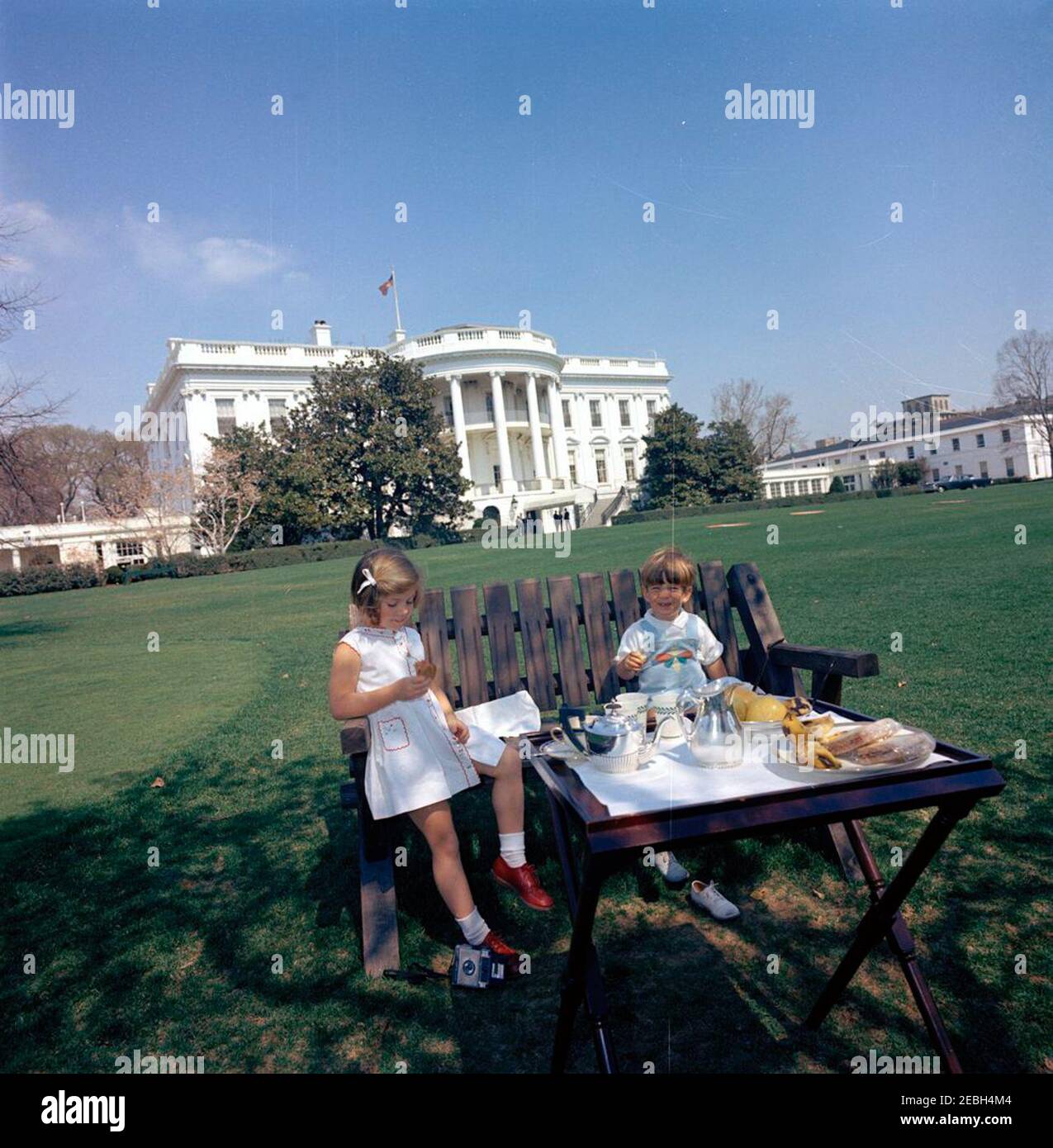 President Kennedy with Caroline Kennedy (CBK) u0026 John F. Kennedy, Jr ...