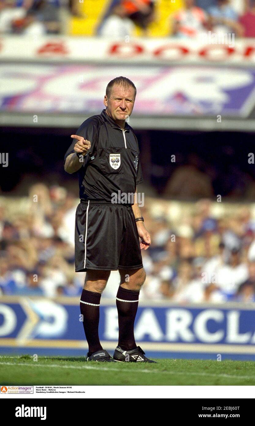 Sport football action referee stock steve dunn hi-res stock photography ...