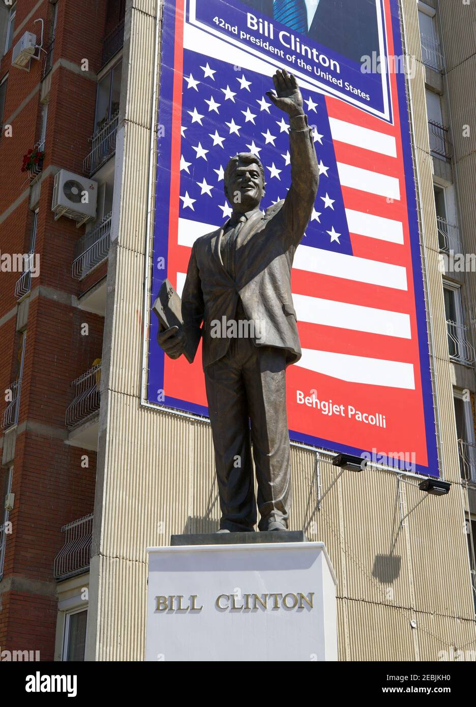 Statue of US President Bill Clinton in Pristina (Kosovo Stock Photo - Alamy