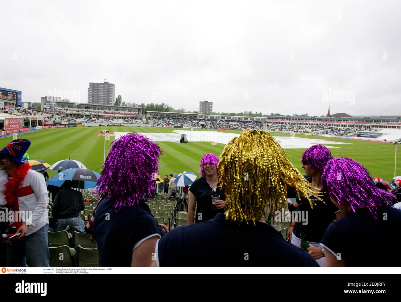 Cricket fans in fancy dress hi-res stock photography and images - Alamy