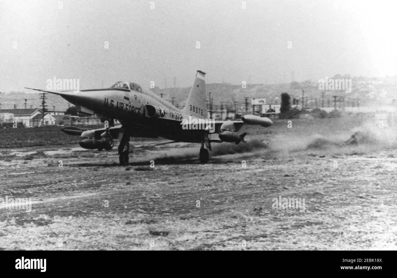 Northrop YF-5A (SN 63-8372) landing on unprepared field 060905 Stock ...
