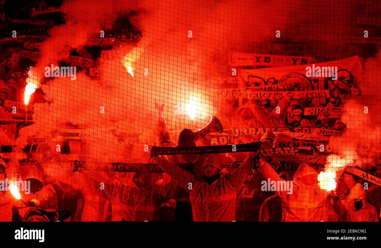 Old trafford young fans stadium hi-res stock photography and images - Alamy