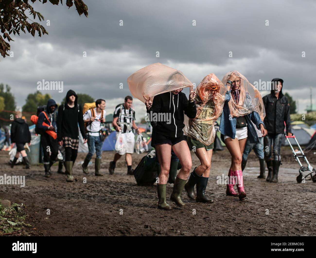 Fans arriving at a muddy 2015 Reading festival Stock Photo - Alamy