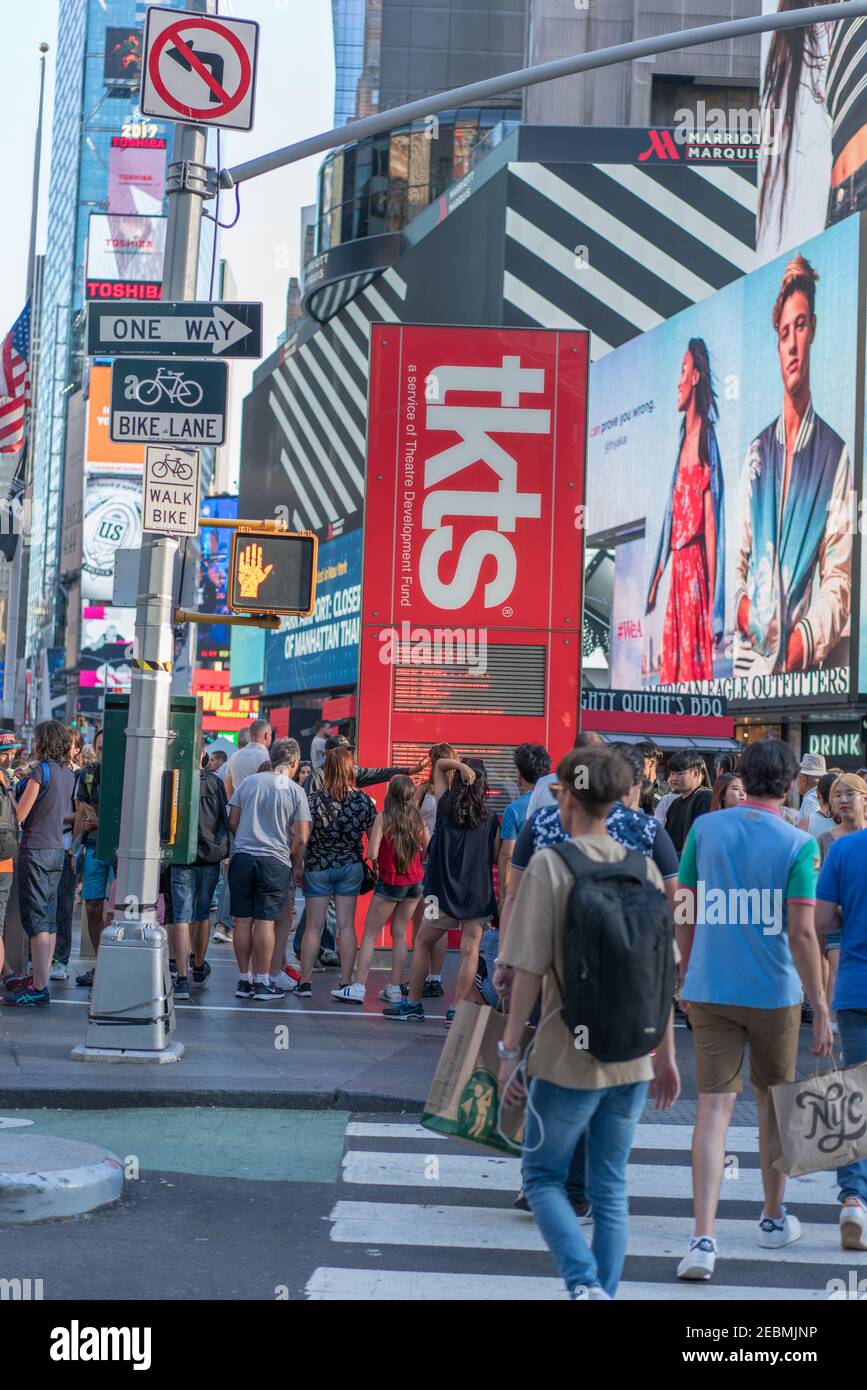 Tkts times square ticket booth hi-res stock photography and images - Alamy