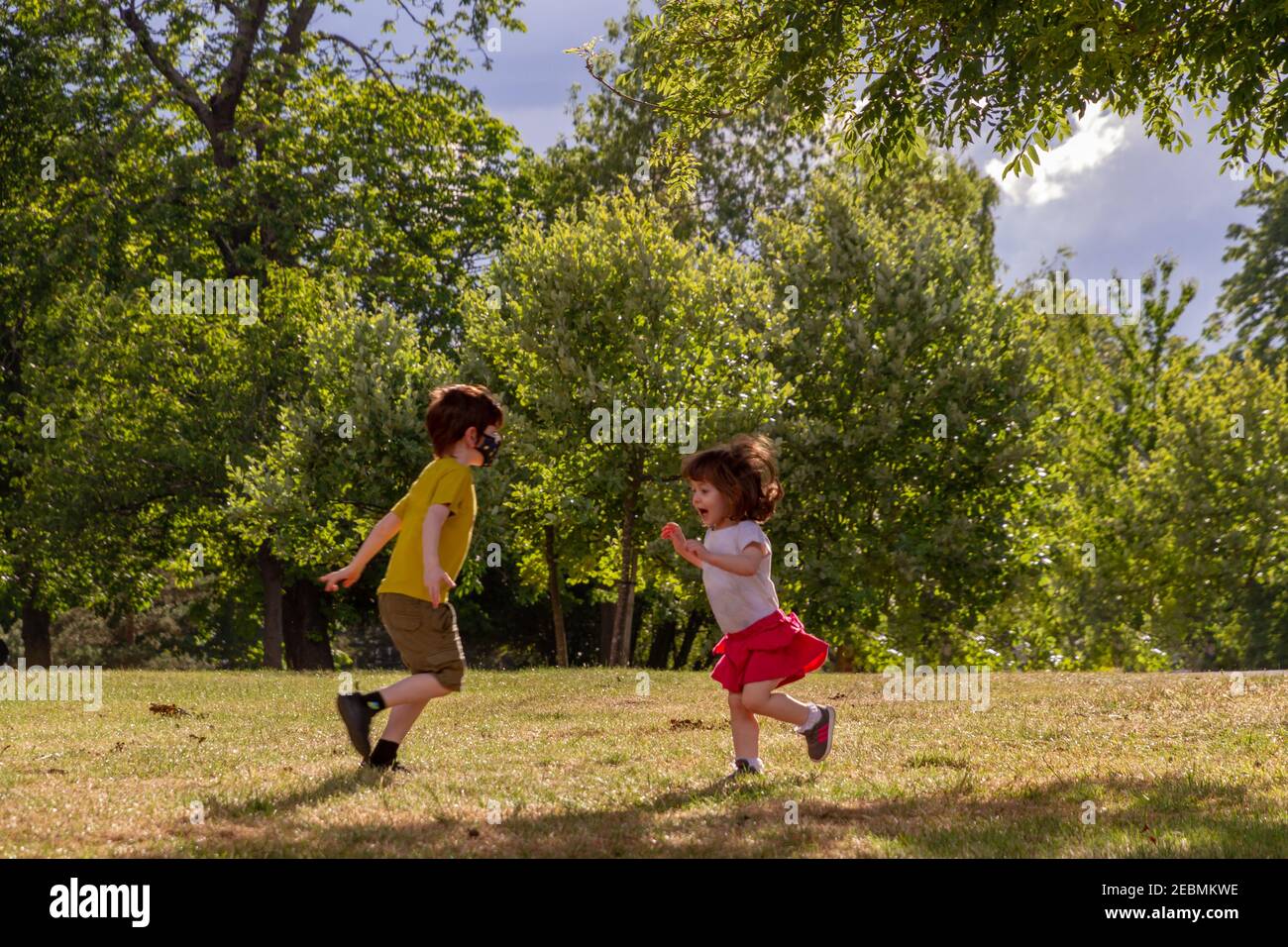 Children running on grass hi-res stock photography and images - Alamy