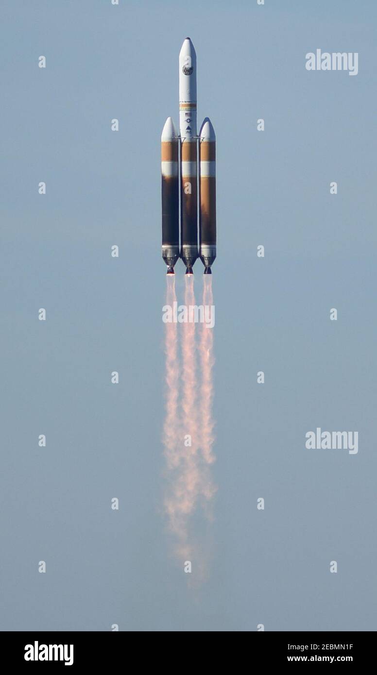 NROL-71 launch (cropped Stock Photo - Alamy