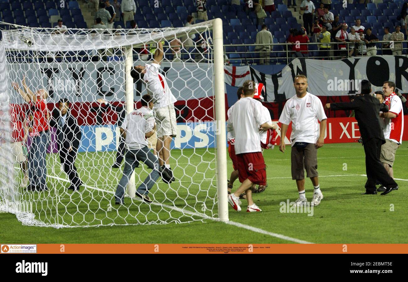 Pitch invading fans hi-res stock photography and images - Alamy