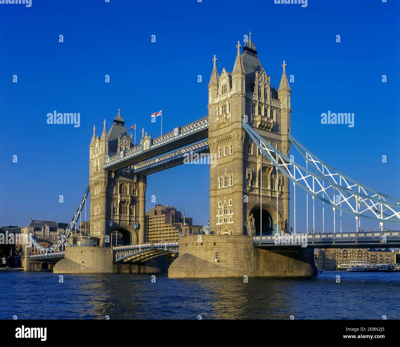 London thames tower bridge 2000 hi-res stock photography and images - Alamy