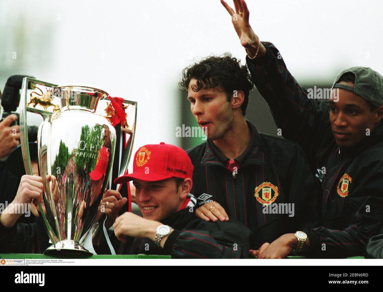 Paul ince manchester united trophy hi-res stock photography and images ...