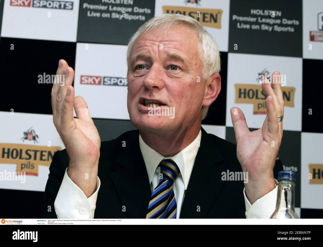 Barry hearn premier league darts hi-res stock photography and images ...