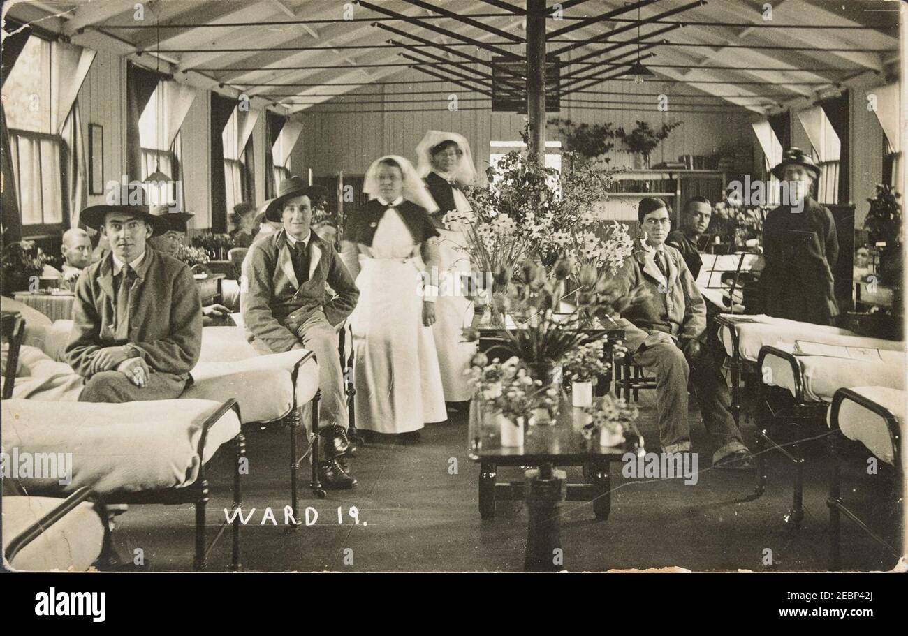 Nurses and soldiers of ward 19, Harefield Hospital, Middlesex Stock ...