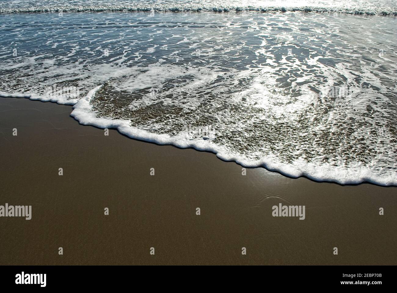 Tide coming in seashore Stock Photo - Alamy