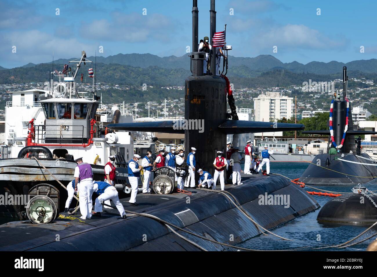 The U.S. Navy nuclear-power Los Angeles-class fast-attack submarine USS ...