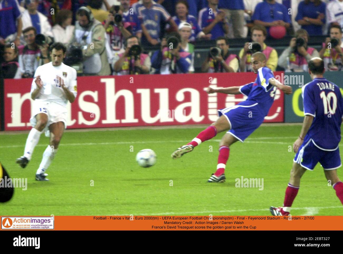 Trezeguet italy goal 2000 hi-res stock photography and images - Alamy