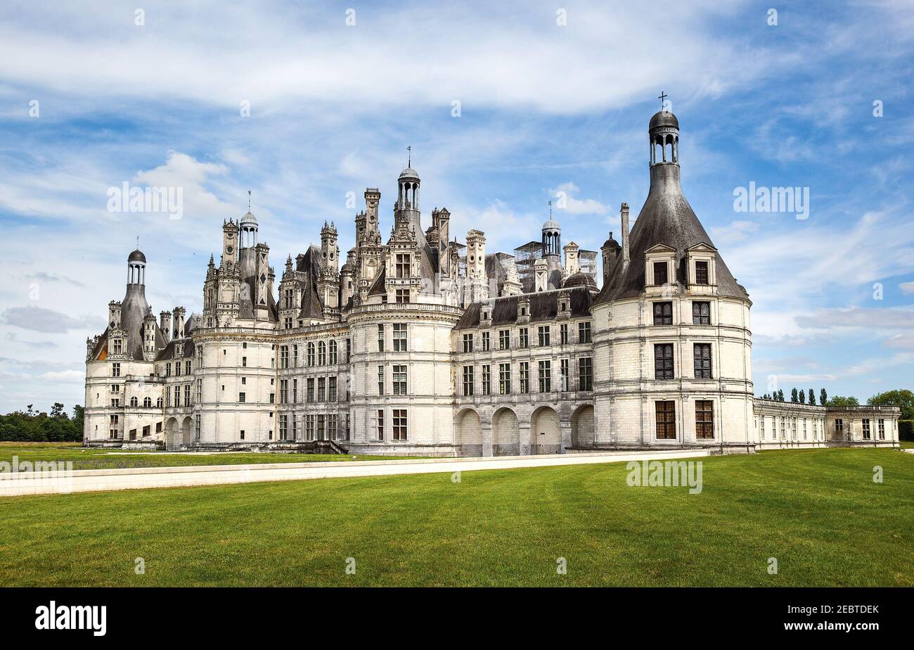 French chateau window hi-res stock photography and images - Alamy