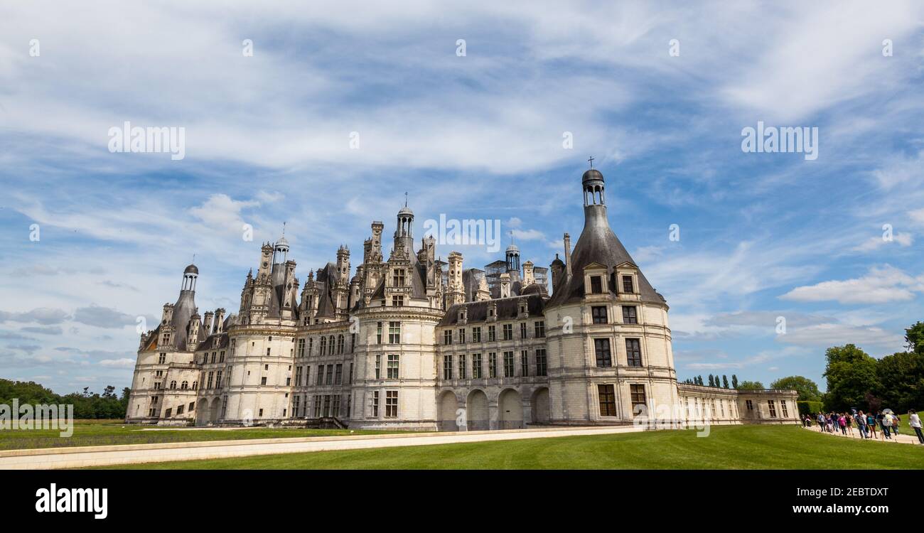 French chateau window hi-res stock photography and images - Alamy