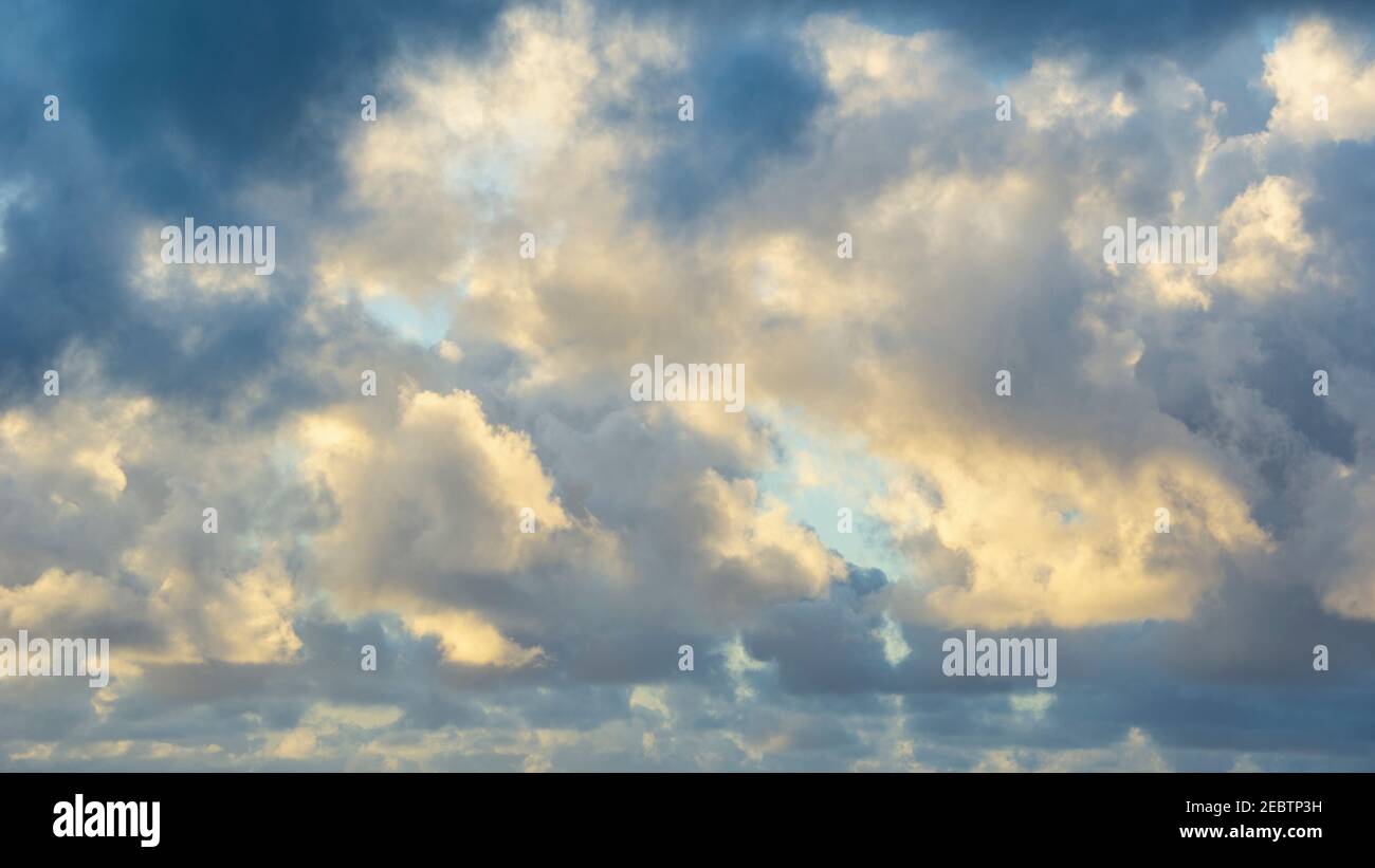 Horizontal sunset hi-res stock photography and images - Alamy