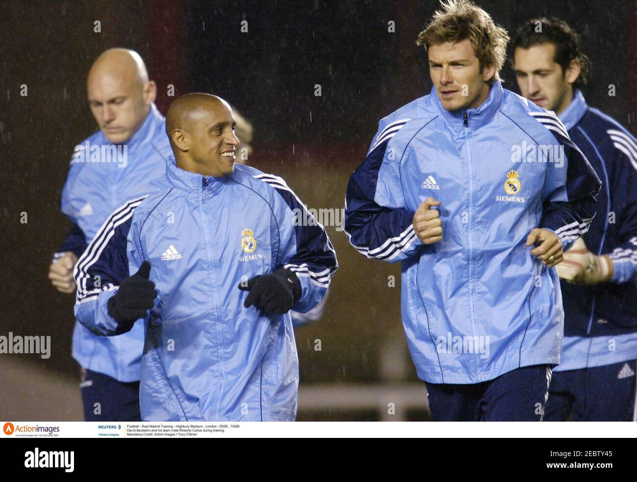 David beckham roberto carlos training hi-res stock photography and ...